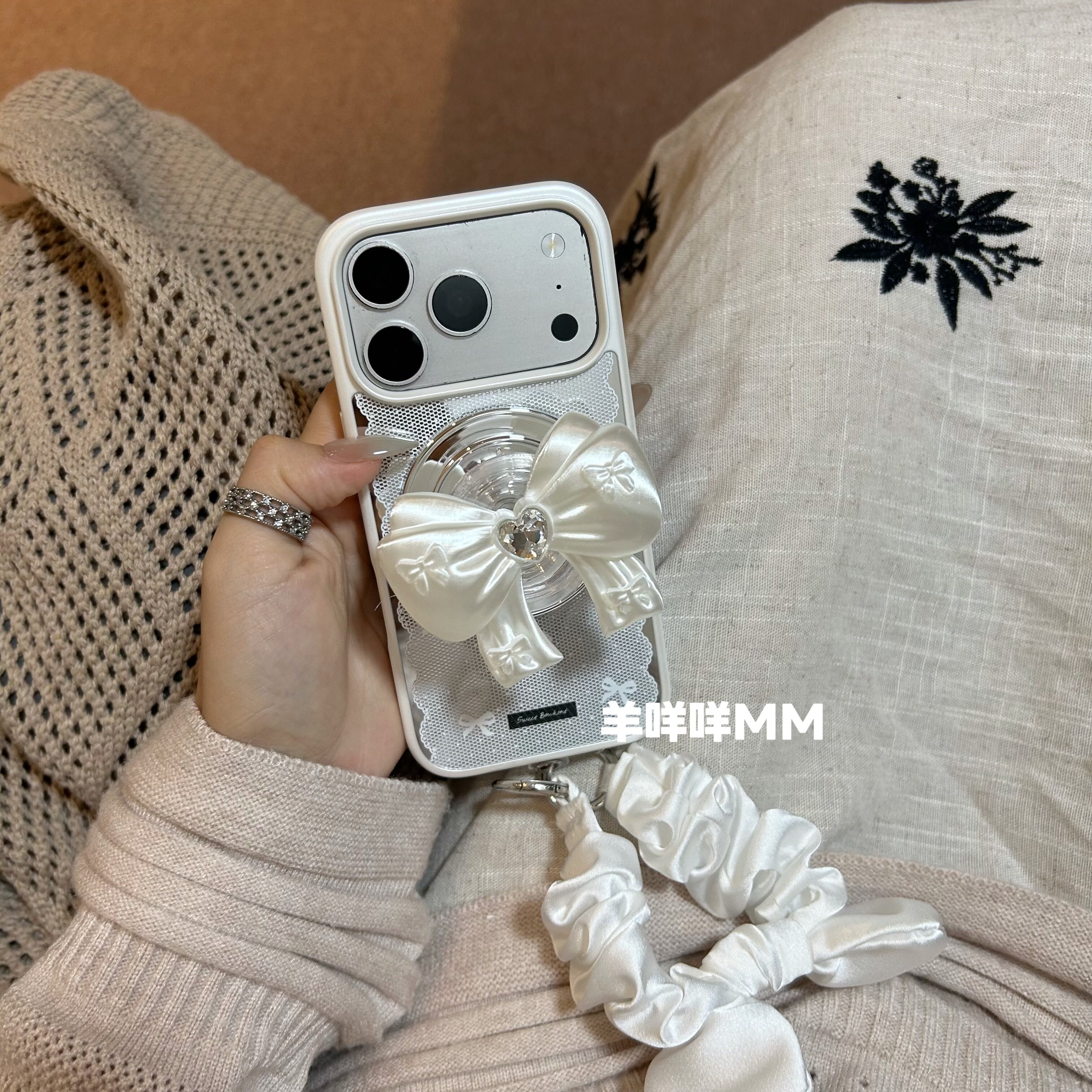 羊咩咩MM温柔奶白蝴蝶结百合磁吸适用苹果17ProMax手机壳iPhone少女心支架16Pro/15/17韩系ins纯欲小众软套