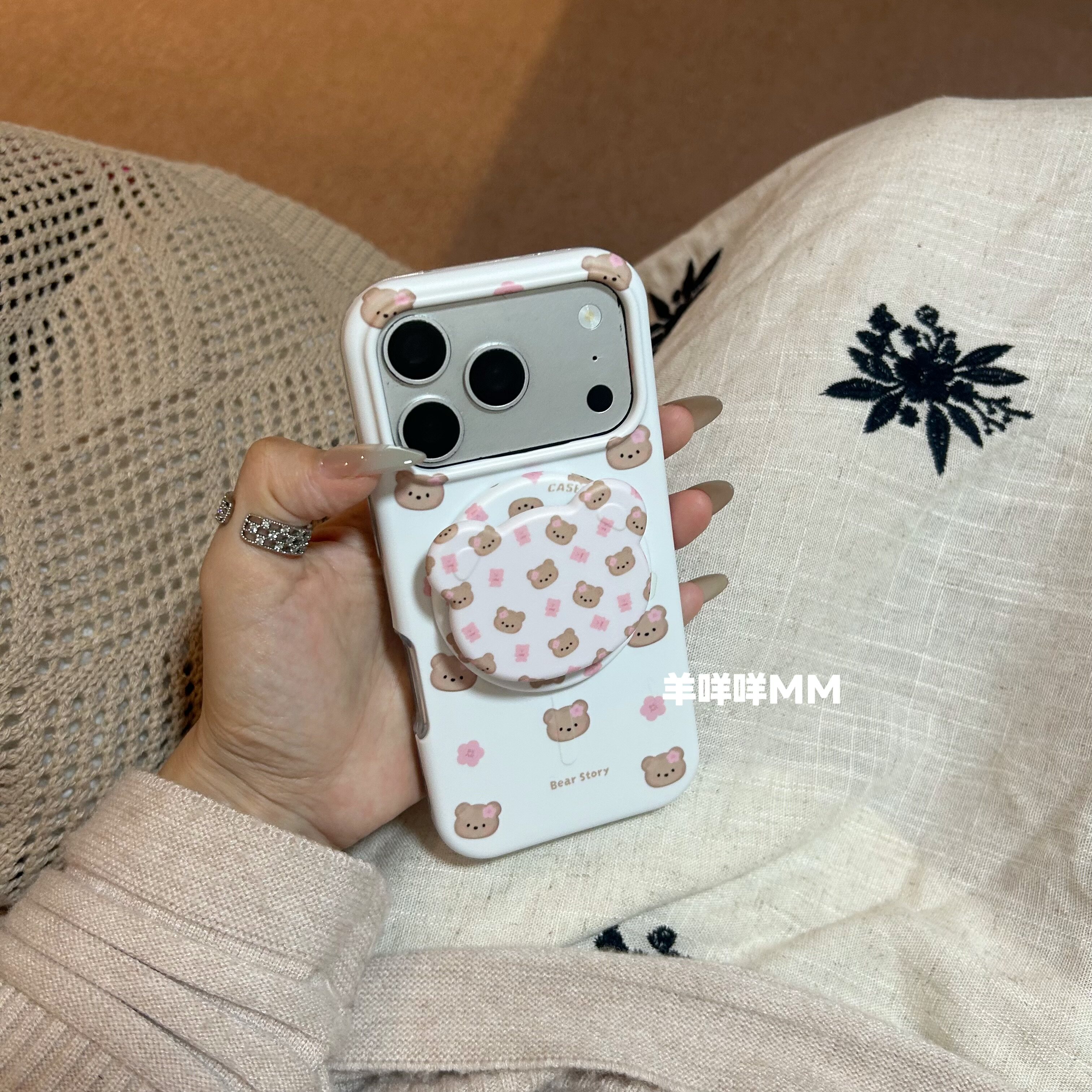 羊咩咩MM韩系可爱ins风小众萌系小熊适用苹果17ProMax磁吸手机壳iPhone16/17Pro卡通支架15Pro全包软保护套