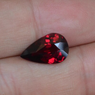 镁铝石榴石裸石水滴形满火彩全净