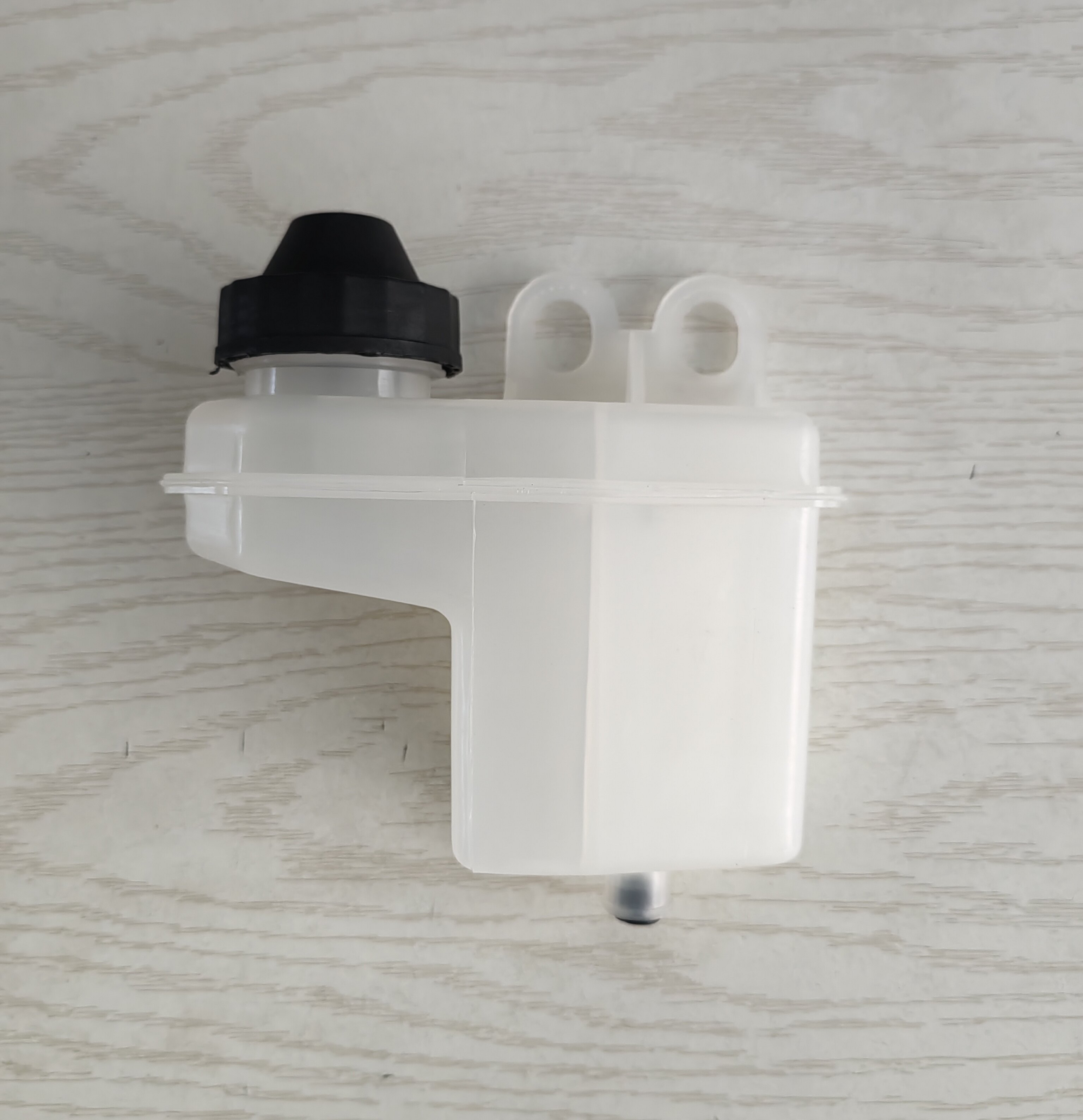 适用于豪沃TX汕德卡C7H豪沃T5G离合器油壶储油罐711W51501-6070
