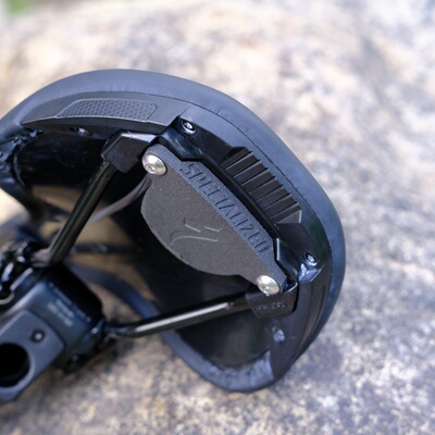 适用闪电座垫airtag保护壳防丢