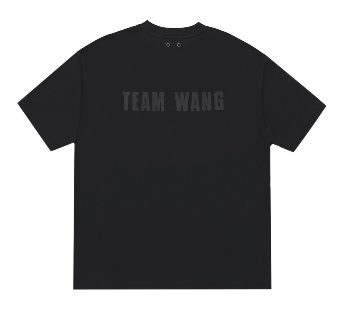 TEAM WANG LOGO T-SHIRT王嘉尔胶印LOGO印花短袖T恤_虎窝淘