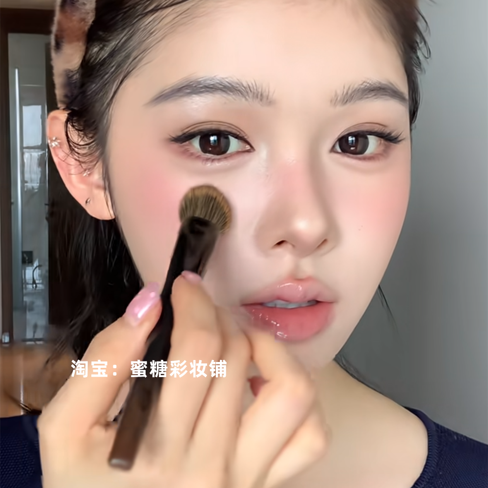 秋鱼斜坡腮红刷点彩刷子液体腮红膏修容粉底刷软毛新手化妆师专用