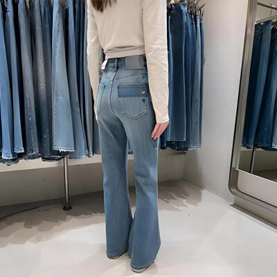 代嘉儿B9233-1浅蓝色微喇牛仔裤女春四面弹修身显瘦高腰喇叭长裤