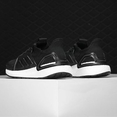 阿迪达斯UltraBOOST男女跑步鞋