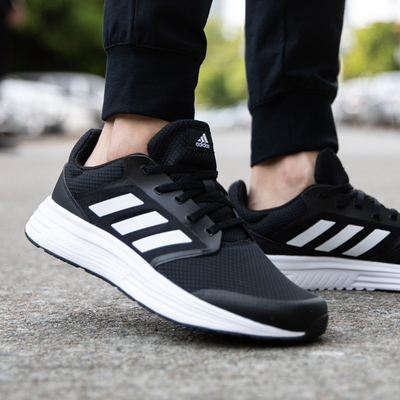 Adidas阿迪达斯男鞋正品春季新款轻便休闲运动鞋黑色跑步鞋FW5717
