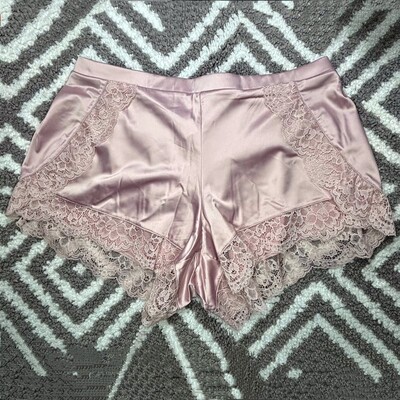 灰紫色仿丝质拼蕾丝短睡裤