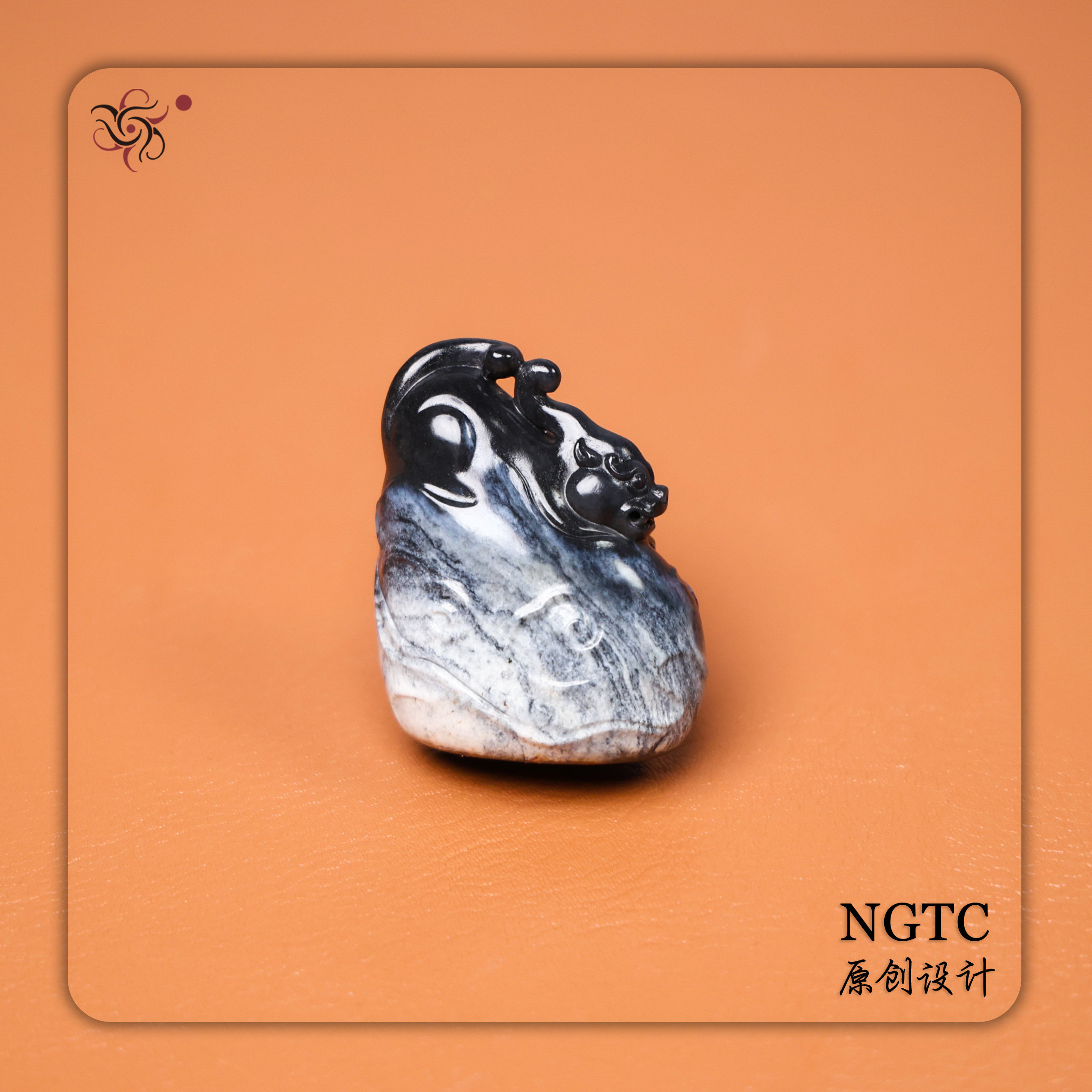 秋会长的和田玉新疆天然墨玉籽料貔貅摆件挂件NGTC·N1子料大证