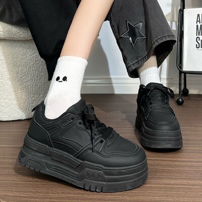 轻便女鞋小个子增高厚底小黑鞋女配裙子2026春季透气不勒脚板鞋子