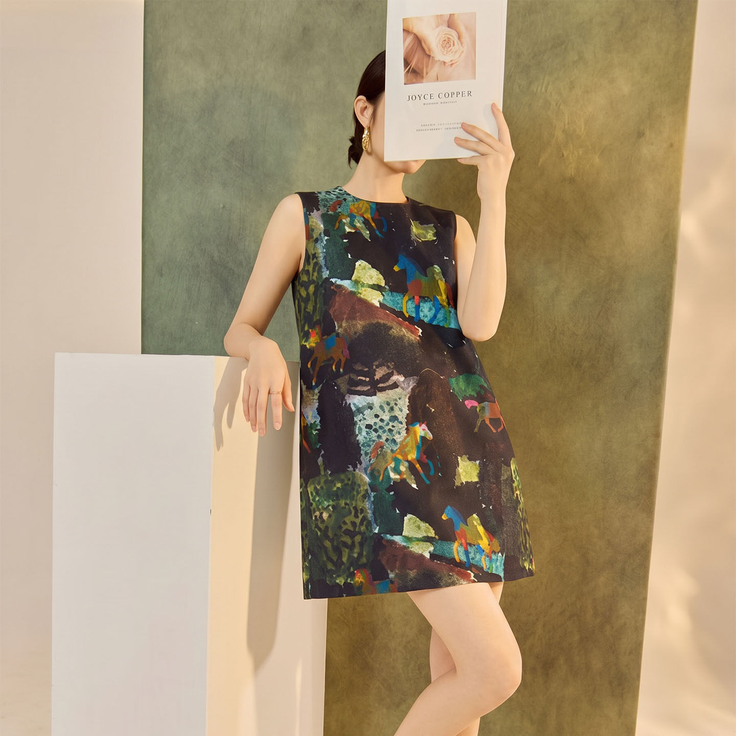 改良汉服复古油画奔马印花无袖连衣裙女圆领宽松直筒小个子短裙夏