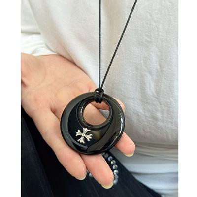 2025年新款个性时髦虎眼石黑曜石几何圆形镶嵌十字架项链毛衣链