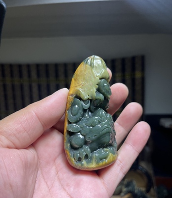 河磨玉金蟾手把件摆件。整体玉质非常好。带老皮子，纯手工雕刻