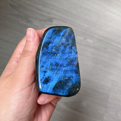 104魔鬼蓝拉长石摆件73*44*25mm158g
