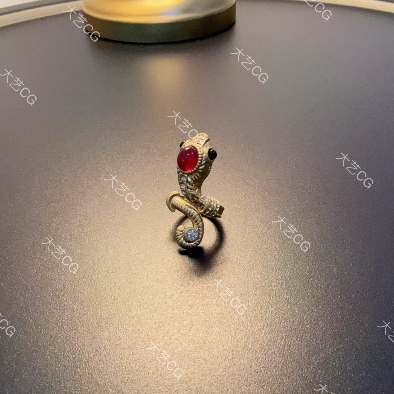 小众蛇戒指金色彩宝高级感蛇年配饰复古风个性指环