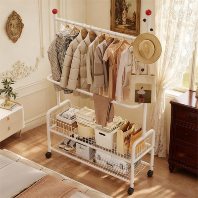 床边晚上放衣服挂衣架