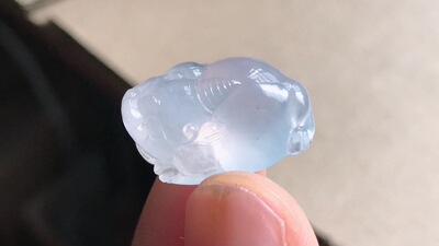 缅甸天然翡翠A货高冰起光三足金蟾戒面，20.8-15.5-9.7，5.09g