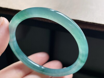 天然翡翠A货冰种蓝水圆条手镯55.7-7.1-6.0mm条形秀气25.14g