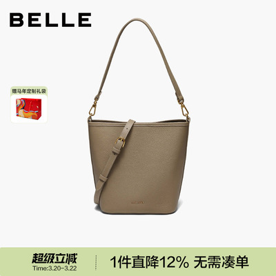 百丽新款牛皮简约通勤水桶包