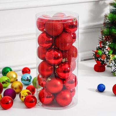 Christmas shops decorate Christmas trees with balls圣诞树球