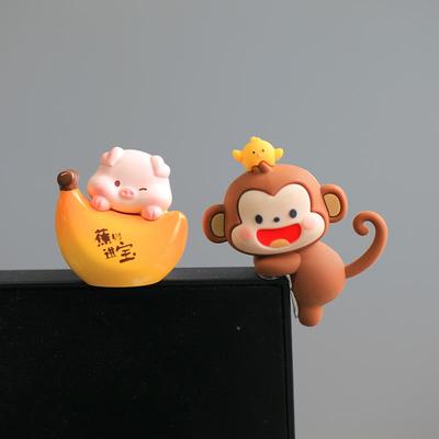 可爱猴子办公室工位桌面摆件电脑电视机显示器屏幕趴趴车载装饰品