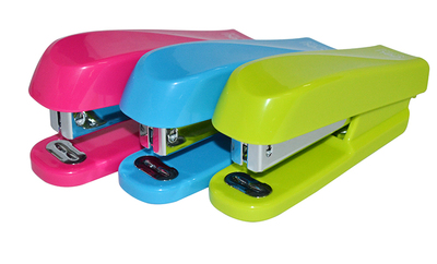 得力0406订书机 适用12号订书针 经济实用 色彩鲜艳可装订20页