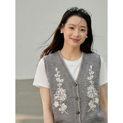 复古刺绣花朵V领针织马甲女春季新款无袖叠穿开衫S8092F