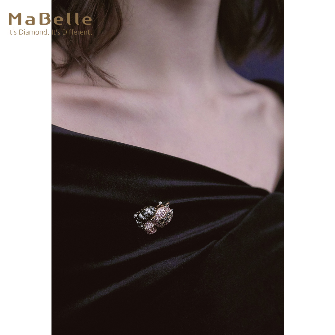 MaBelle/玛贝尔18K黑红白金小浣熊粉蓝宝拼镶钻石胸针一款两用_虎窝淘