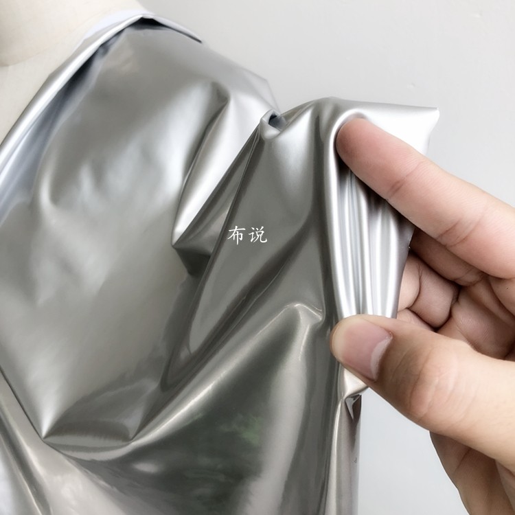 四面高弹力镜面亮银色针织底软皮革布料光亮金属感反光pu皮面料_虎窝淘