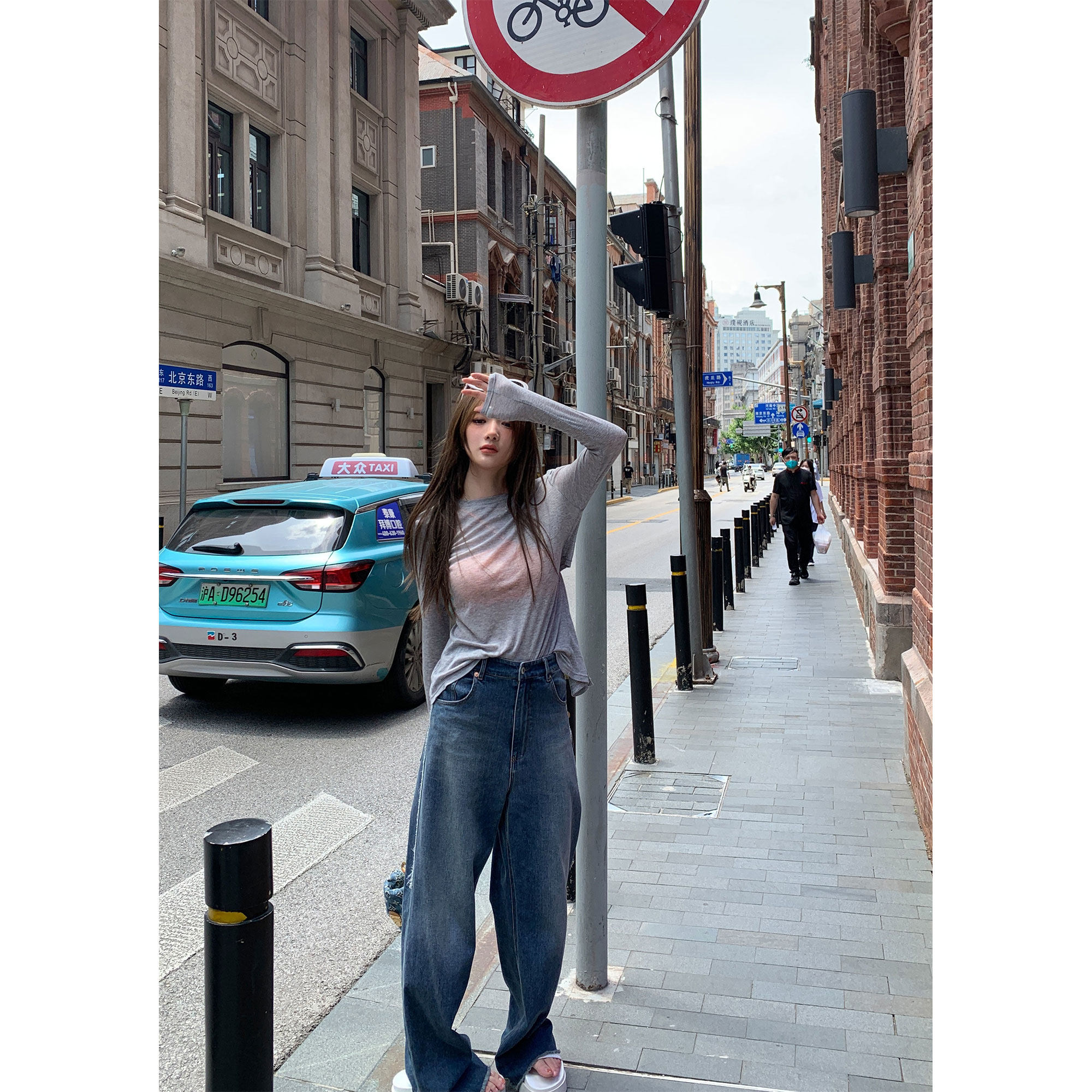 Xinlei Lin 2022夏新款柔软的蓝，细节磨毛糯糯直筒牛仔裤_虎窝淘