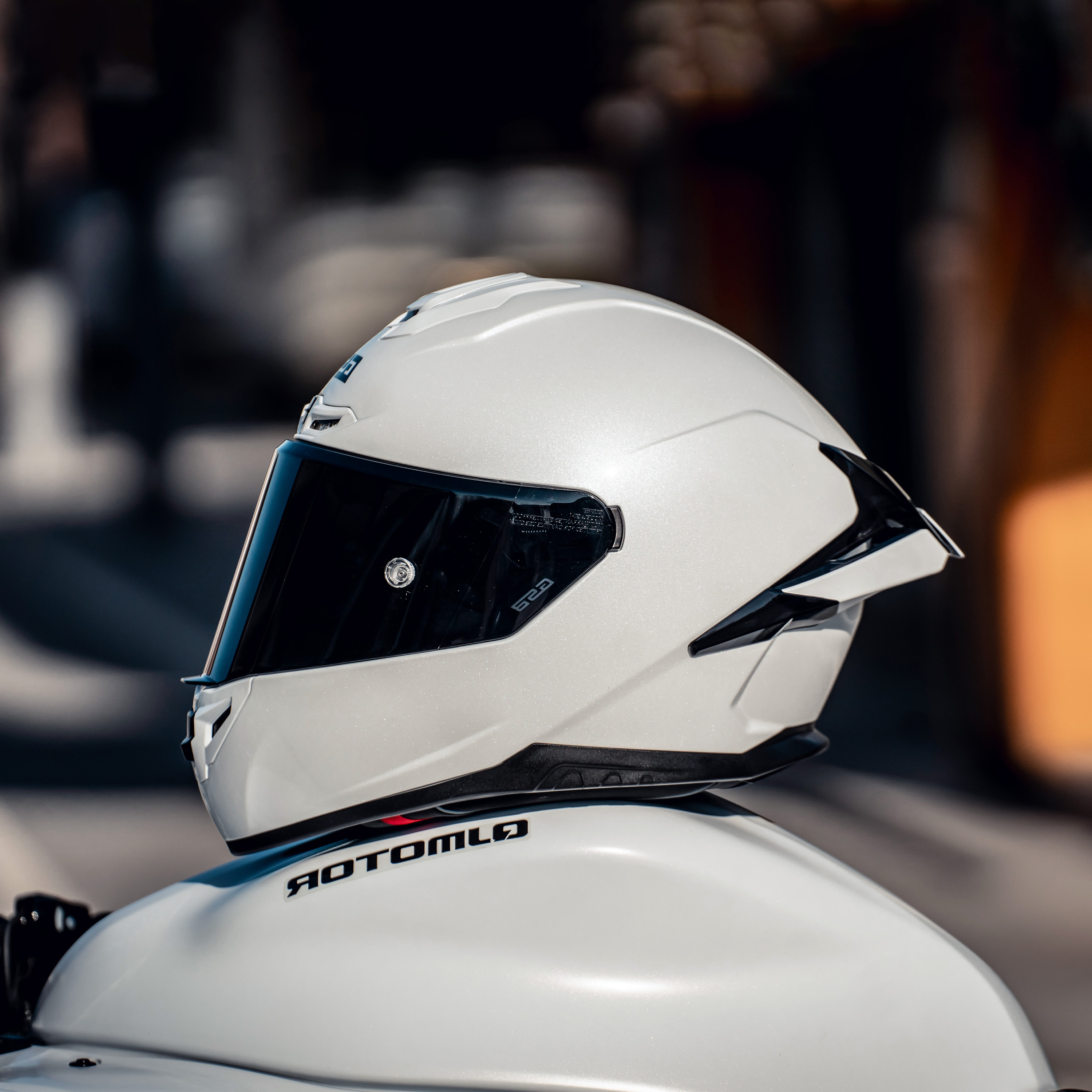 gsb361gt头盔女摩托车全盔男大尾翼复古巡航机车盔摩雷士头盔白色_虎窝淘