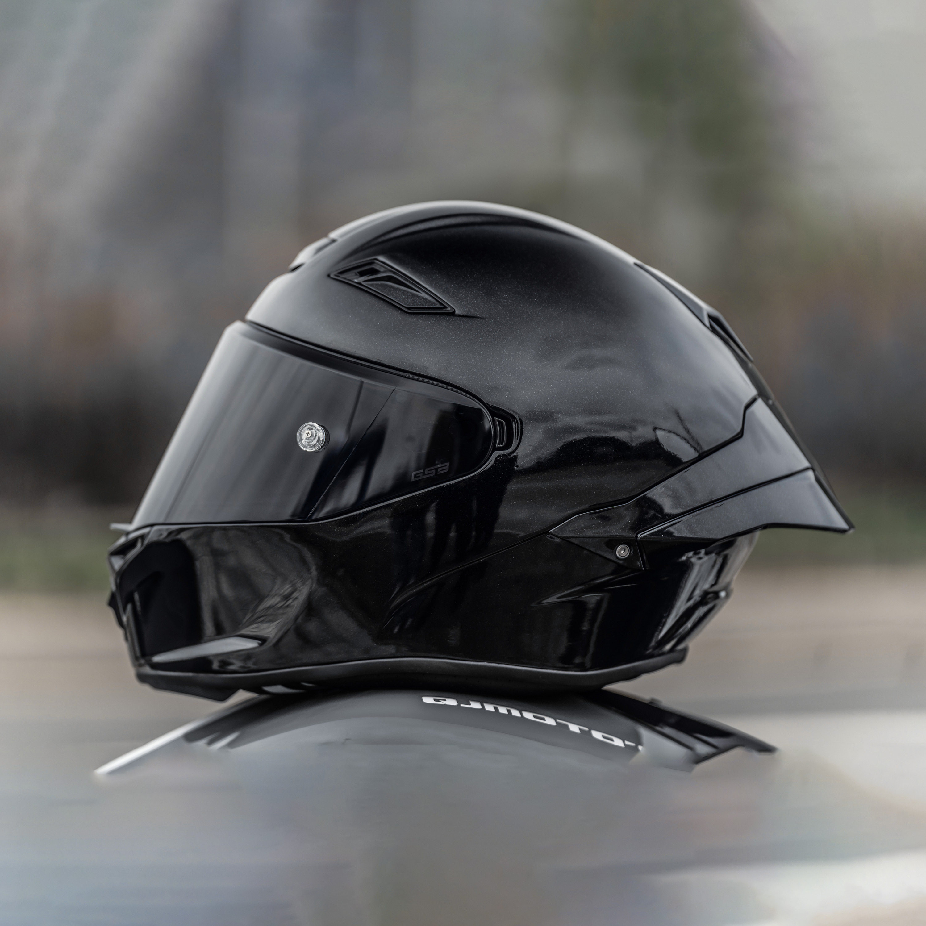 gsb头盔rc5碳纤维材质大尾翼摩托车全盔机车玻璃钢超轻赛道黑头盔_虎窝淘