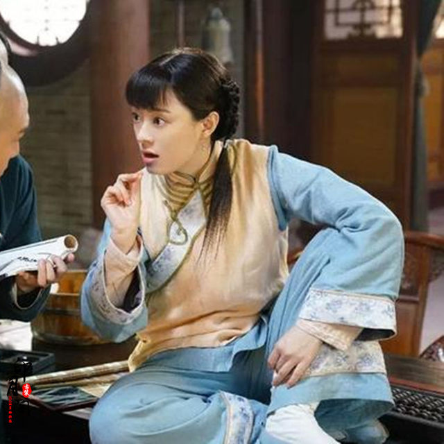 That year, the flowers bloomed in the same ancient costume, the Qing ...