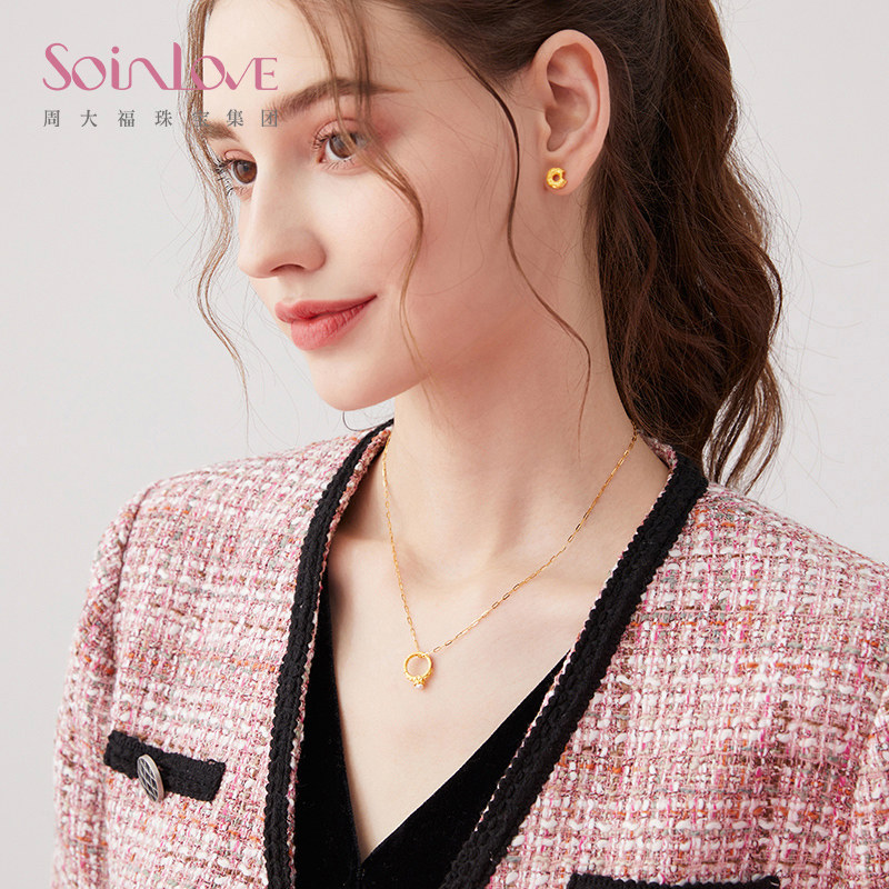 周大福SOINLOVE「BB戒」珠花足金黄金吊坠女VR1082女友礼物_虎窝淘