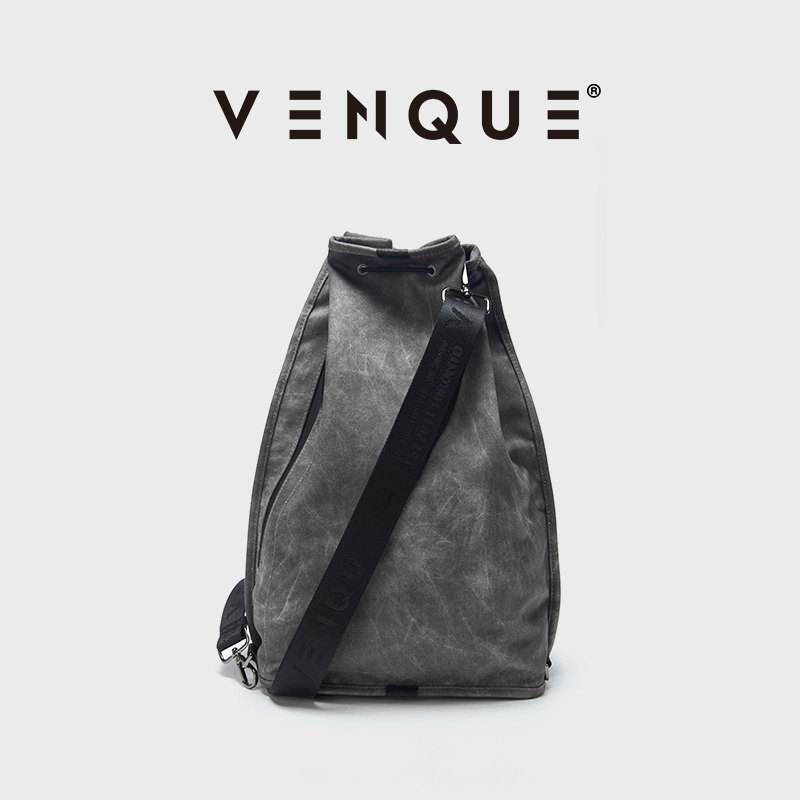 venque范克潮牌斜挎包男小众复古男士单肩包旅行包抽绳背包包包女_虎窝淘