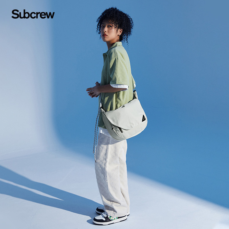 Subcrew潮牌日系斜挎包男女休闲运动单肩包饺子包大容量通勤包_虎窝淘