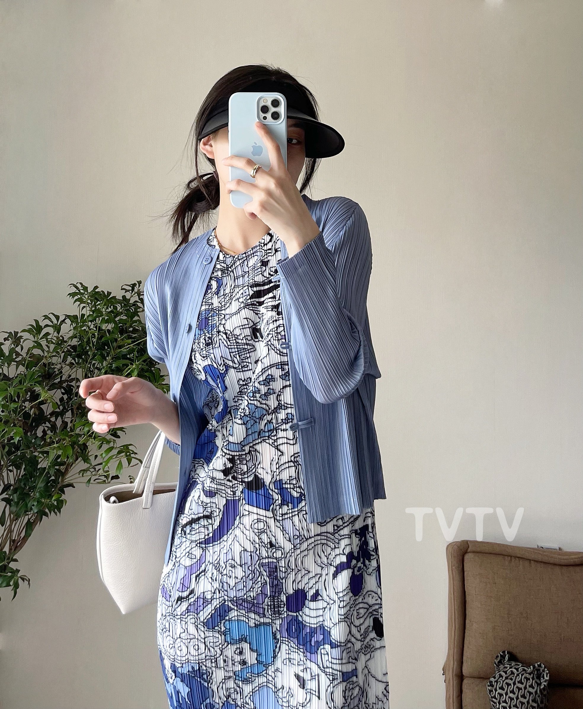 TVTV主线涂鸦系列～三宅褶皱蓝白色涂鸦印花背心宽松无袖连衣裙_虎窝淘