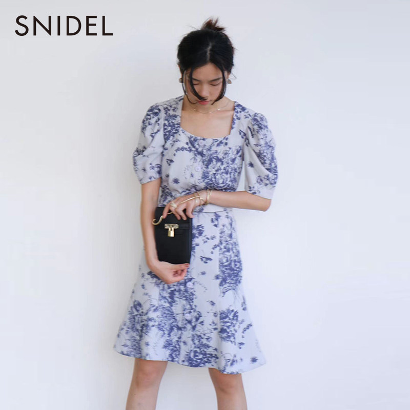 SNIDEL春夏国风方领印花泡泡袖腰带短款连衣裙SWFO222206_虎窝淘