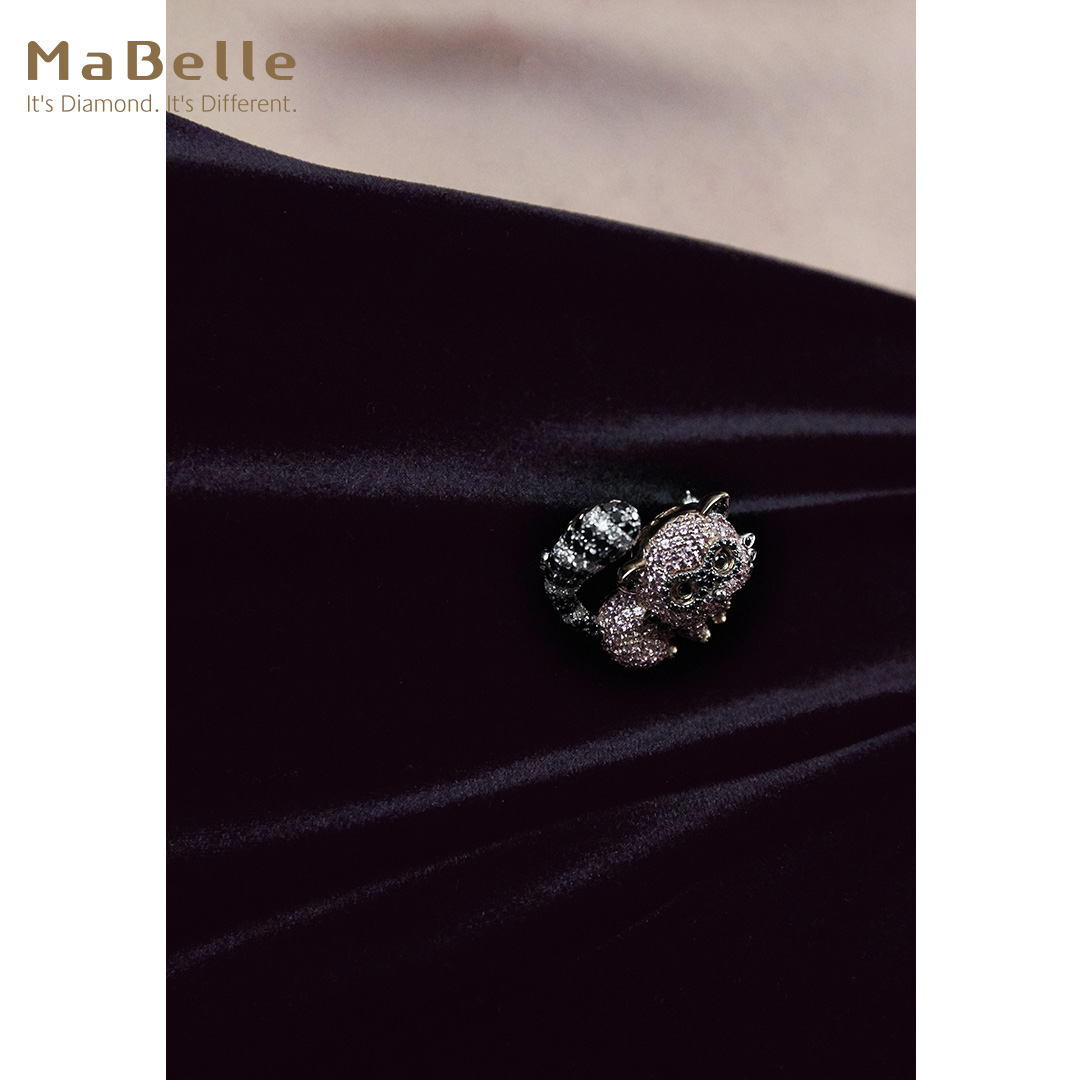 MaBelle/玛贝尔18K黑红白金小浣熊粉蓝宝拼镶钻石胸针一款两用_虎窝淘