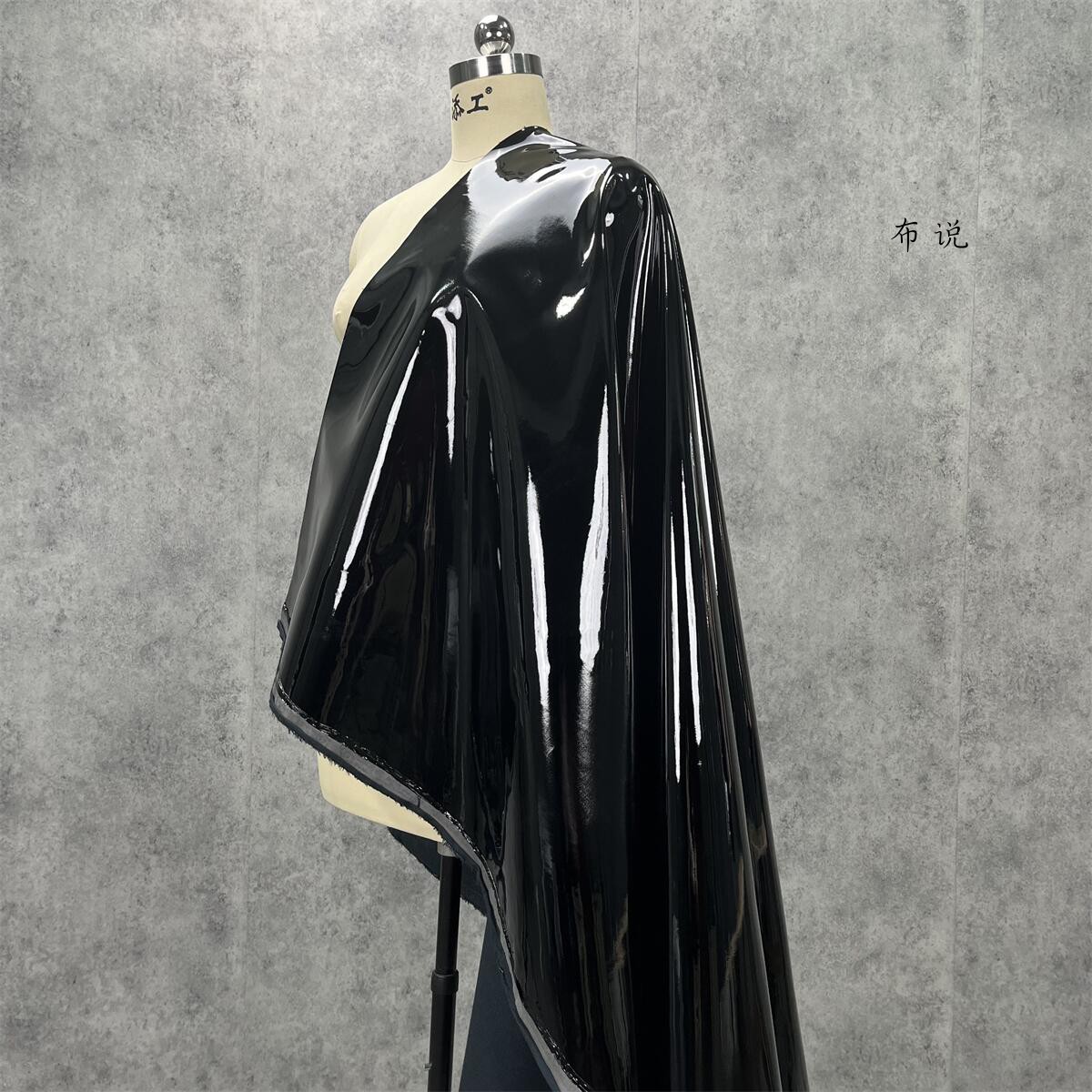 厚款极亮极滑镜面皮革纯黑色亮面pu皮料反光防水镜子设计师面料_虎窝淘