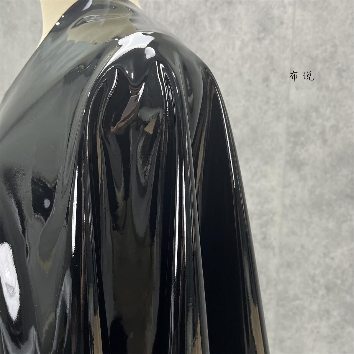 厚款极亮极滑镜面皮革纯黑色亮面pu皮料反光防水镜子设计师面料_虎窝淘