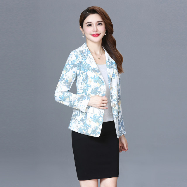 Young mothers are installed with short small suits long -sleeved slim ...