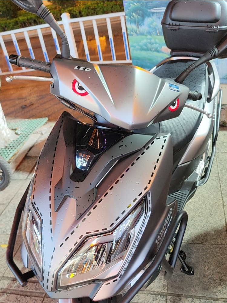 适用摩托车豪爵afr125小牛9号反光小恶魔眼睛铃木uy125猫眼贴纸花_虎窝淘