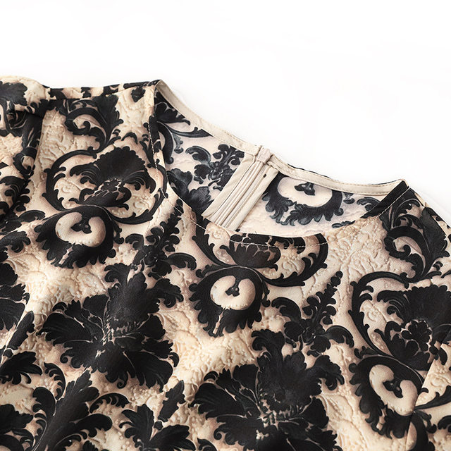 Fashionable lady round neck short sleeve bow tie waist mid-length ...