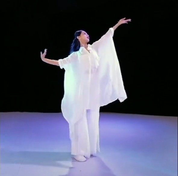 The costumes given to me by the world Xia Hui the same modern dance ...