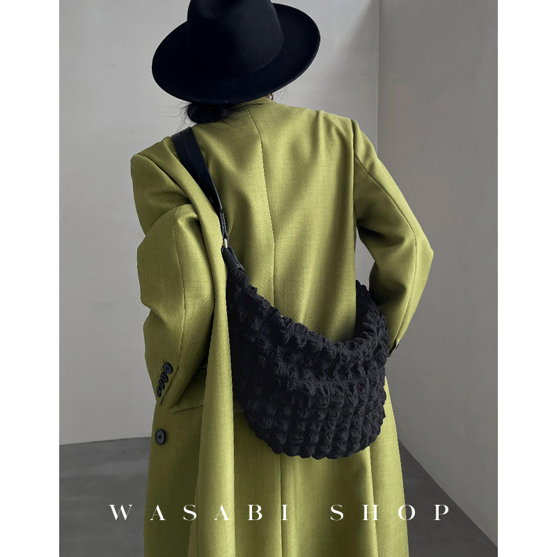 VibeRing小众高级质感胸包包女2023新款潮帆布饺子包大容量斜挎包_虎窝淘