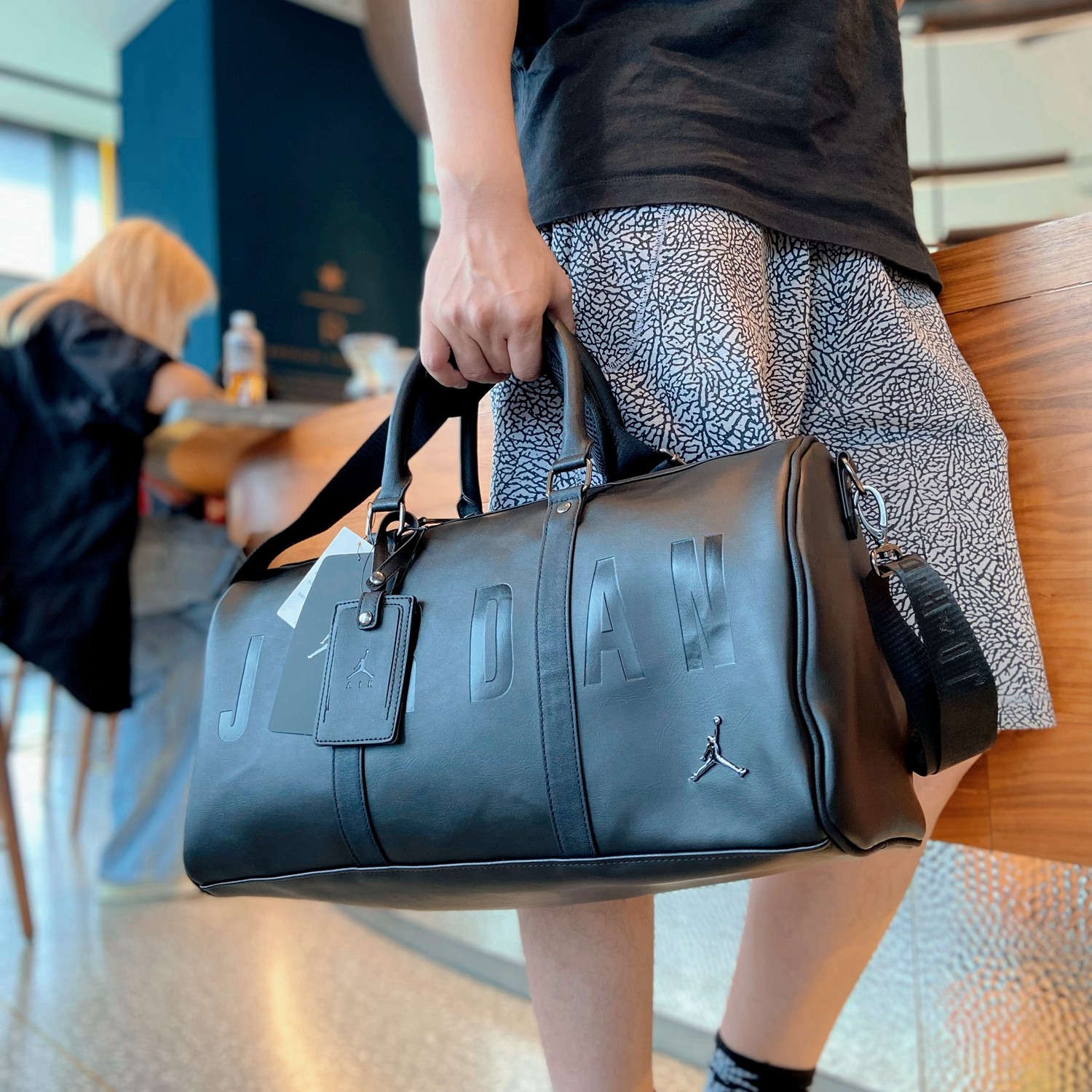 Jordan皮质满印印花金属logo大容量旅行斜挎拎包 HA6466-013-011_虎窝淘