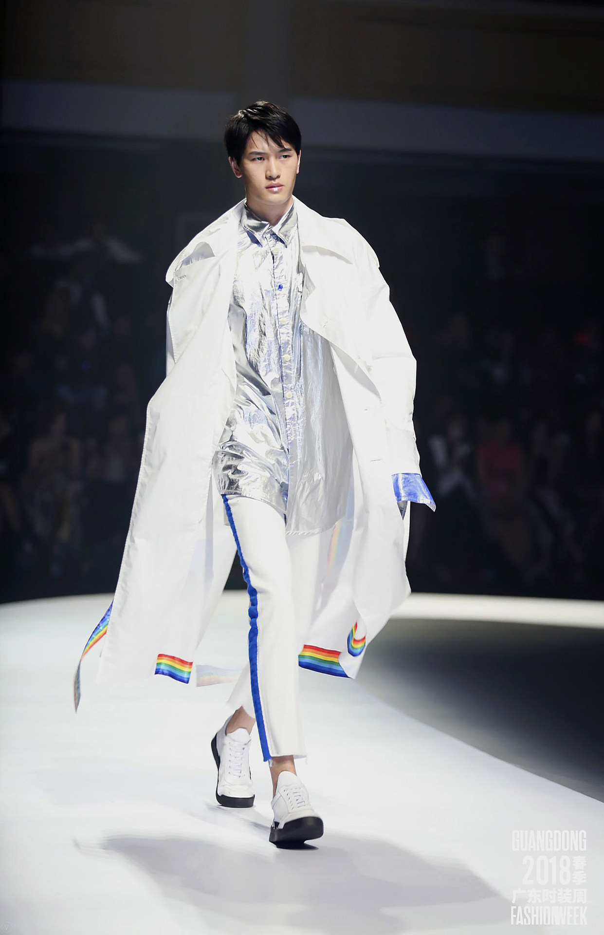 CHENGGUANG WANG-蘖 衣服里藏着彩虹的彩色腰带风衣 无性别局限_虎窝淘