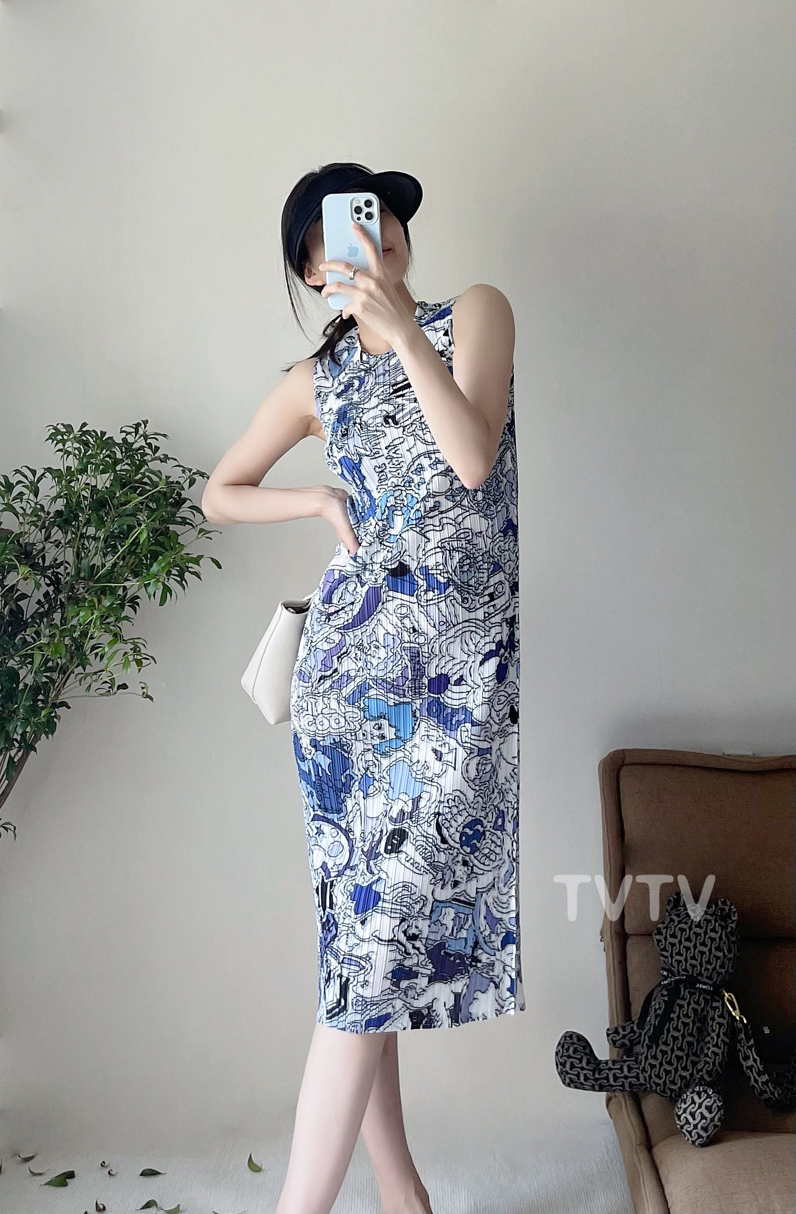 TVTV主线涂鸦系列～三宅褶皱蓝白色涂鸦印花背心宽松无袖连衣裙_虎窝淘