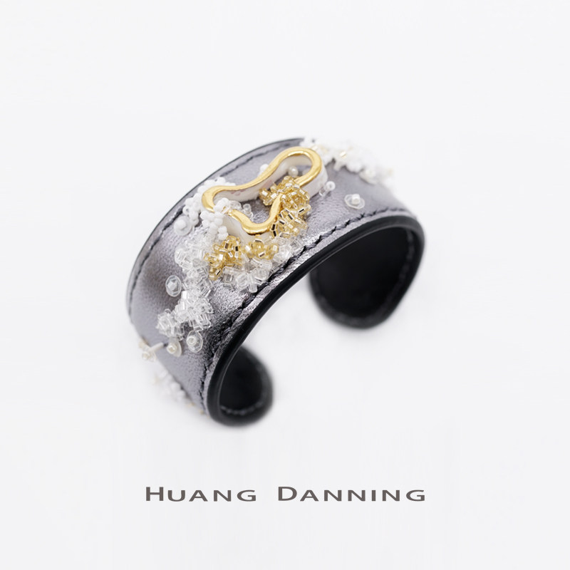 HUANG DANNING绽放似水年华原创设计纯手工刺绣牛皮重工手镯_虎窝淘