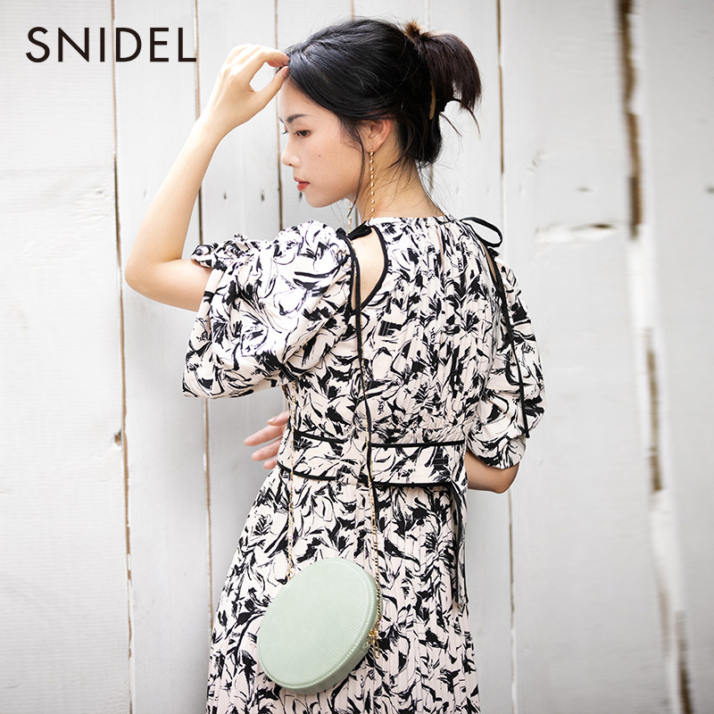 SNIDEL春夏款甜美仙女印花系带露肩百褶连衣裙SWFO224091_虎窝淘